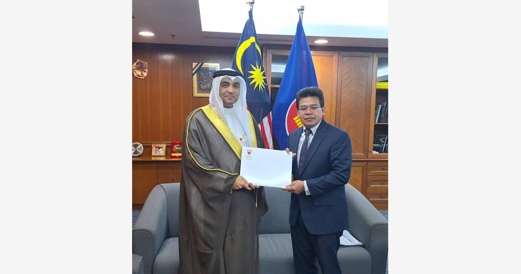 Malaysian MoFA Protocol Chief receives credentials copy of Ambassador ...